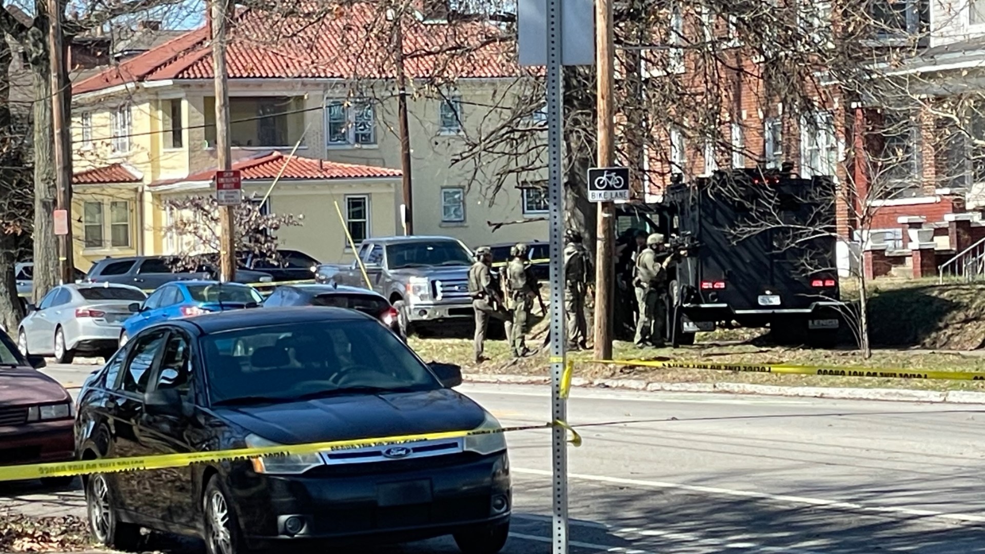 SWAT standoff with shooting suspect underway in Louisville | whas11.com