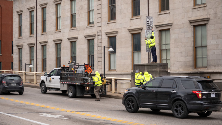 Officials lower weight limit on aging Clark Memorial Bridge | whas11.com