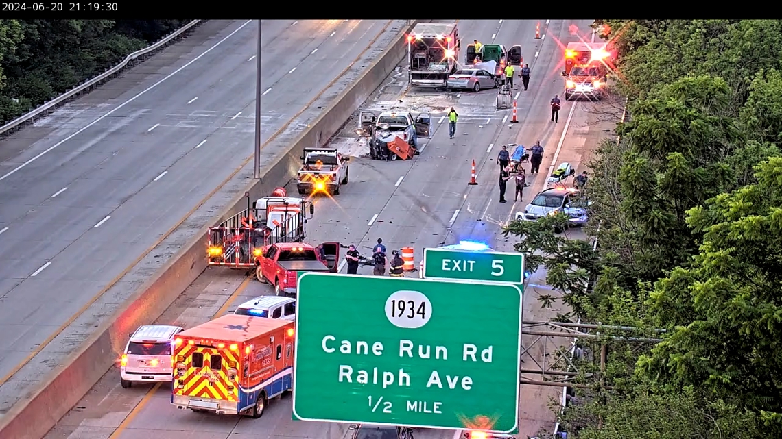 Watterson Expressway blocked after multi-vehicle crash | whas11.com