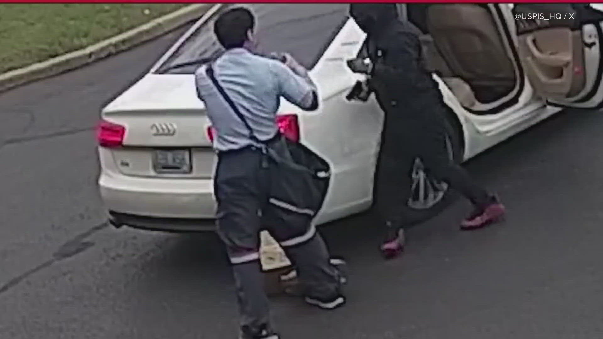 Video shows Louisville mail carriers robbed at gunpoint, keys stolen ...