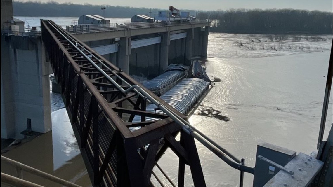 Ten barges loose in Ohio river; one contains methanol | whas11.com