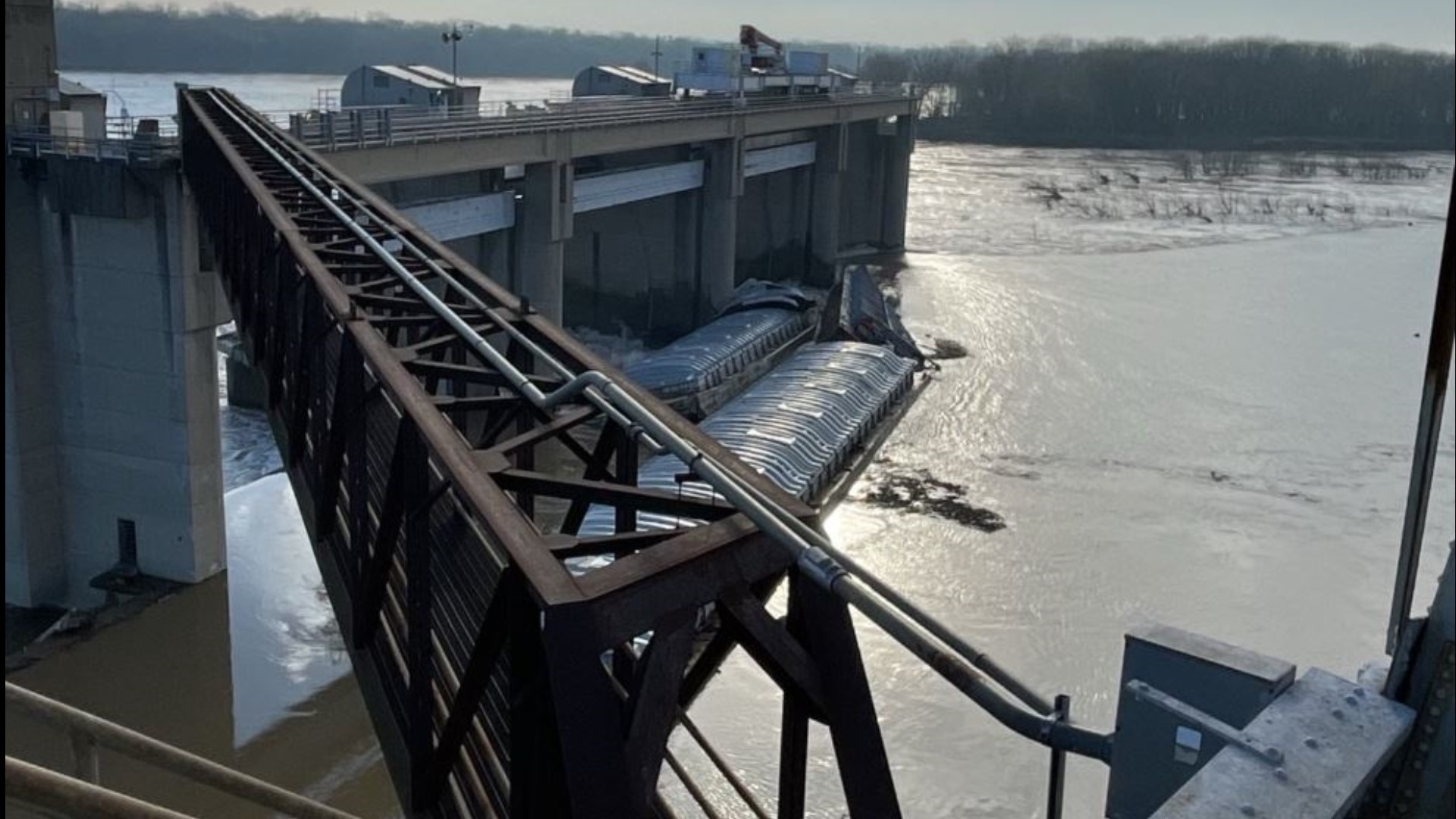 Final loose barge removed from McAlpine Dam | whas11.com