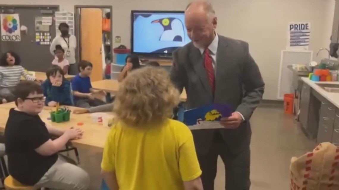 Jeffersonville Mayor Mike Moore chooses holiday card winner | whas11.com