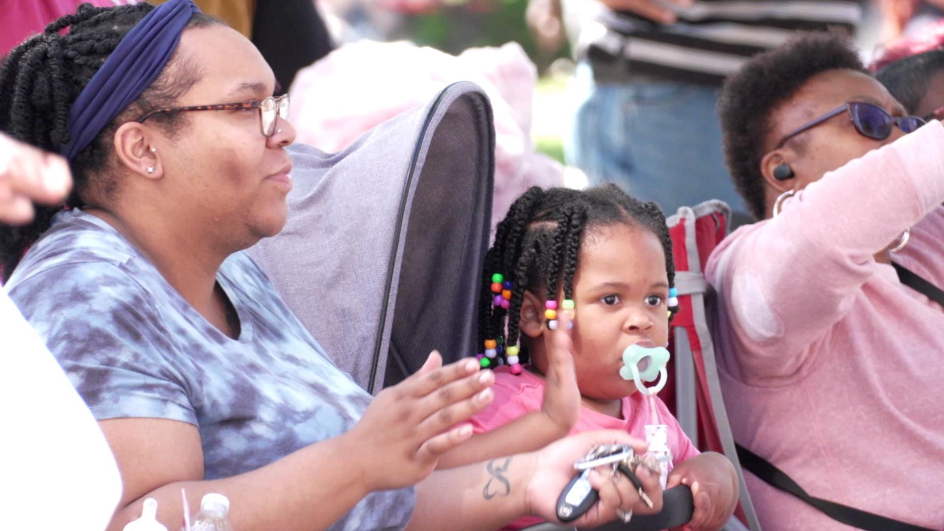 Families enjoy 70th Pegasus Parade as Kentucky Derby week begins ...