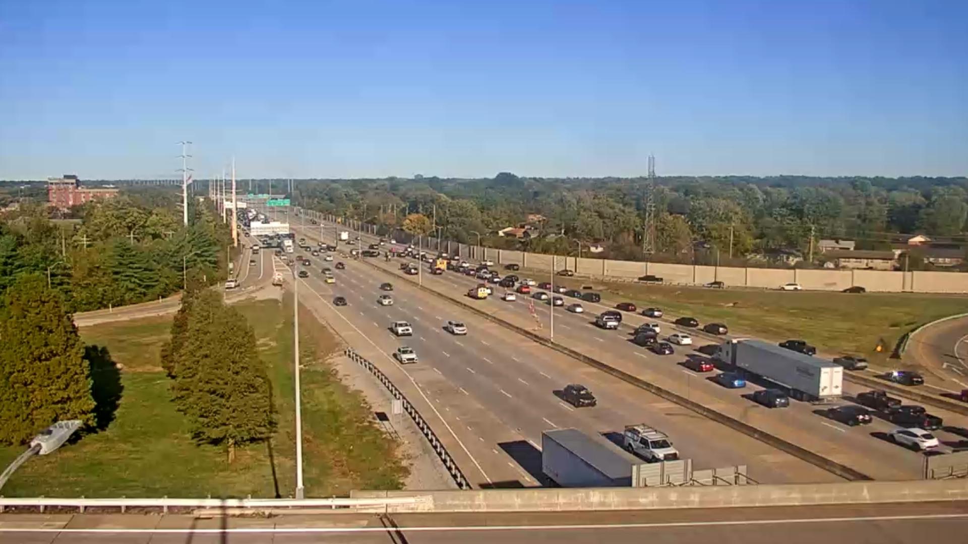 Multi-vehicle crash blocks Watterson Expressway lanes | whas11.com