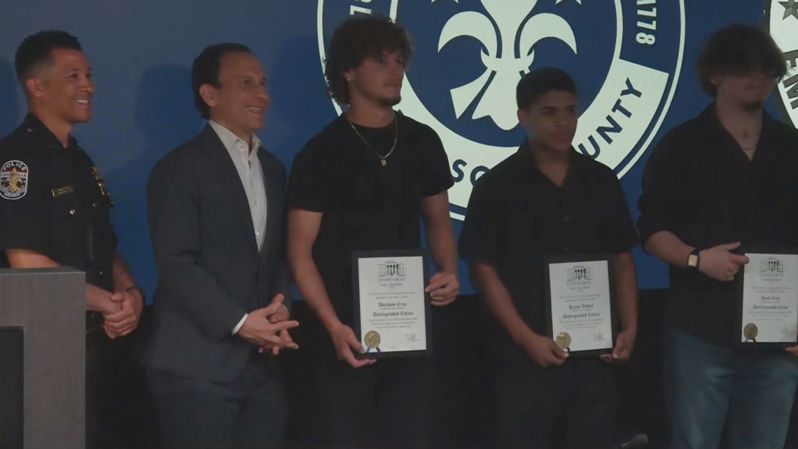 Louisville mayor honors teens who saved man from Ohio River | whas11.com