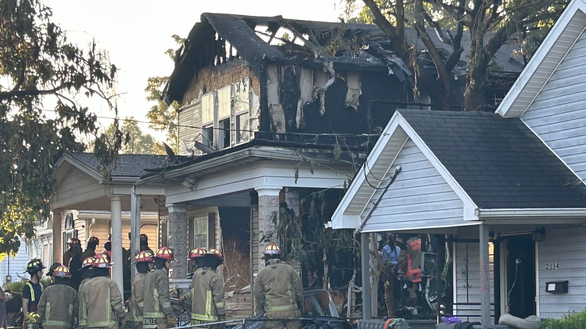 1 person dead after Louisville house fire Friday morning | whas11.com