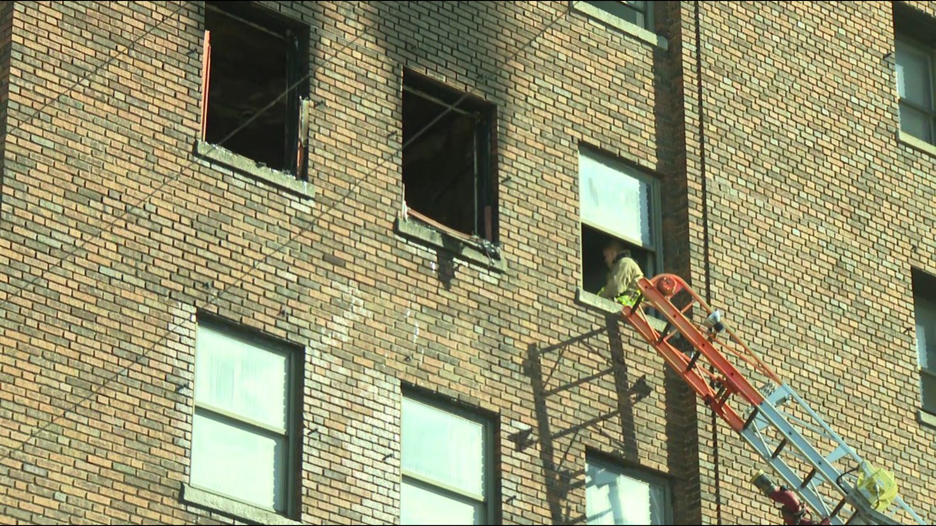 1 injured in Louisville high rise apartment fire | whas11.com
