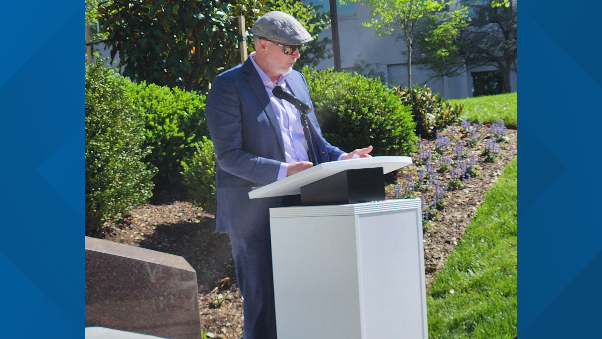 Ed Hamilton officially unveils David Jones Sr. statue | whas11.com