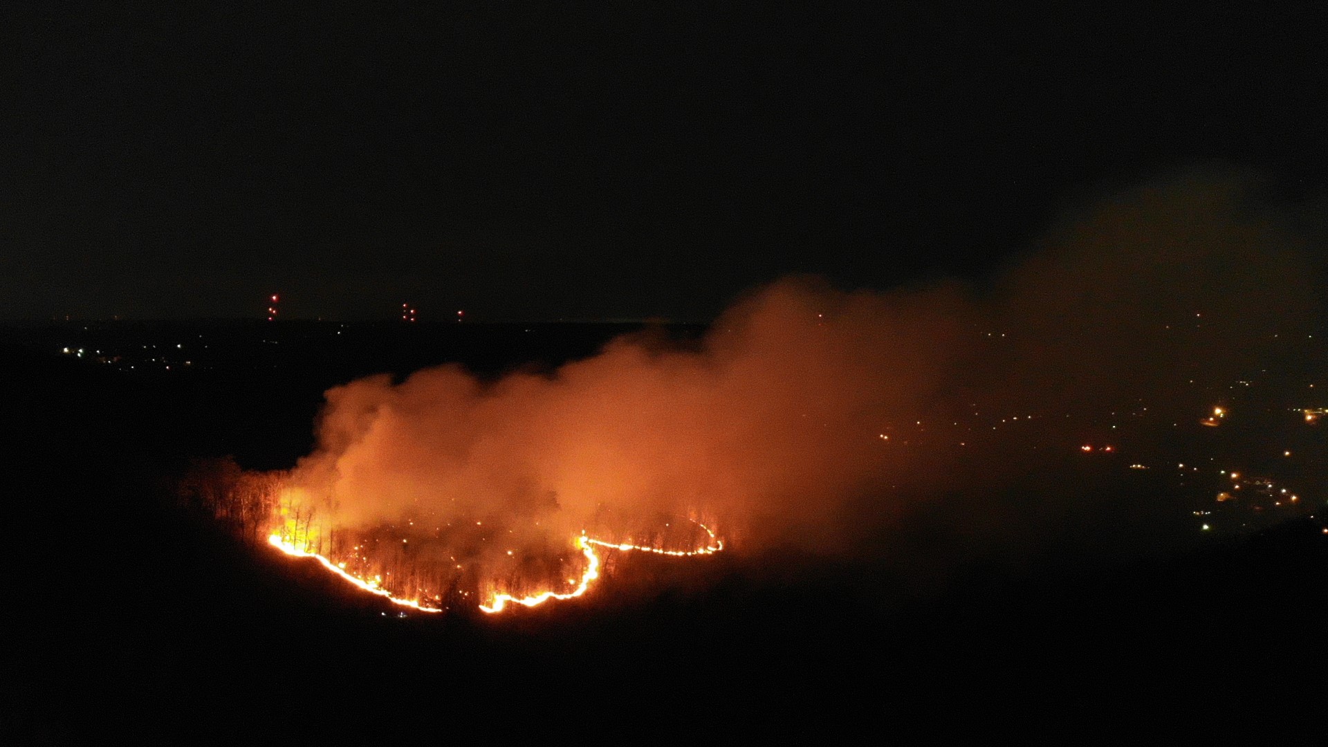 Louisville fire departments battle large fire on South Park Hills ...