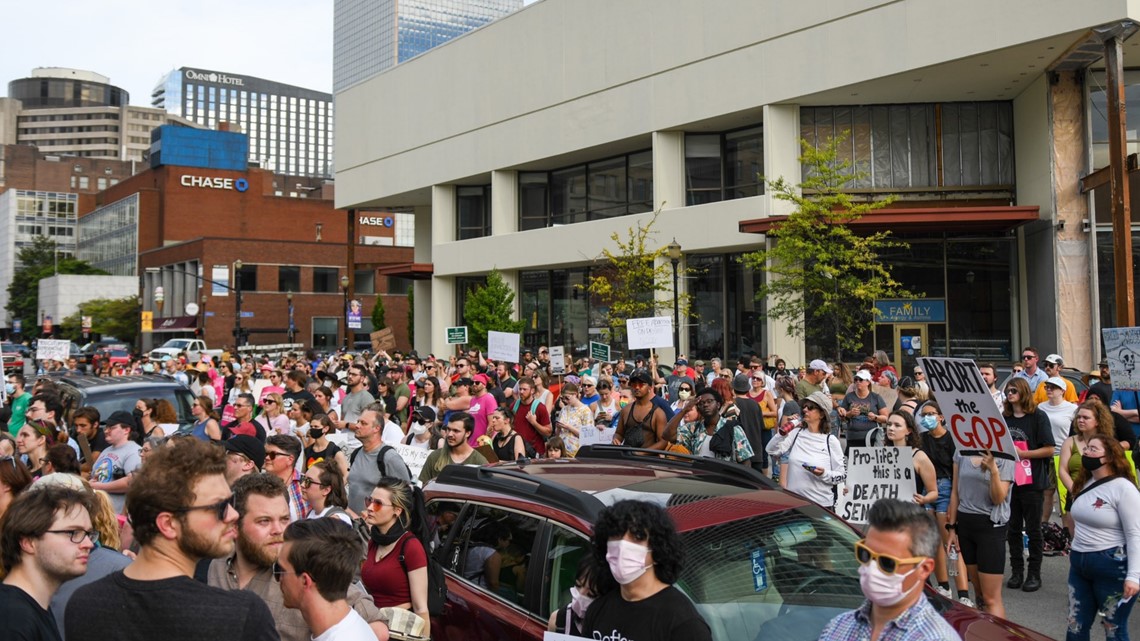 Hundreds protest in downtown Louisville over SCOTUS overturning Roe v ...