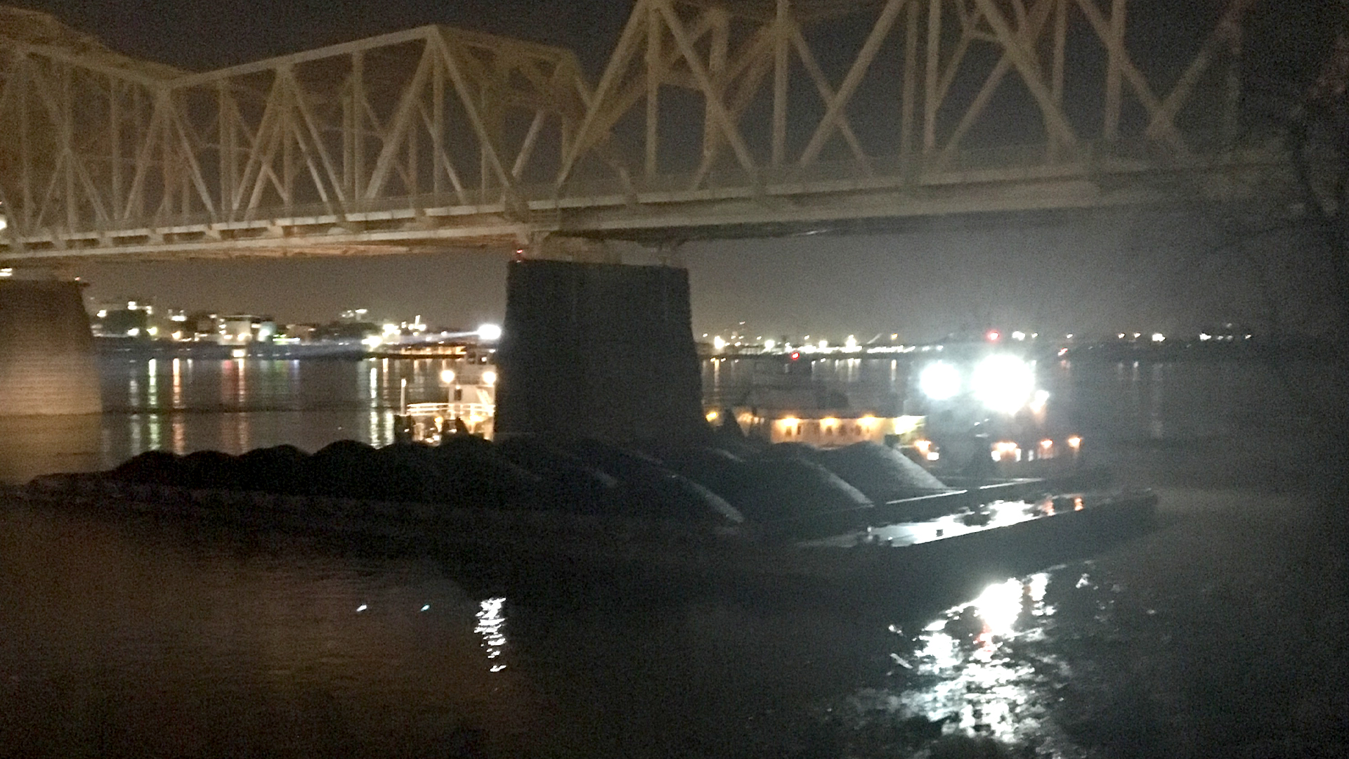 Louisville's Clark Memorial Bridge shut down due to barge strike ...
