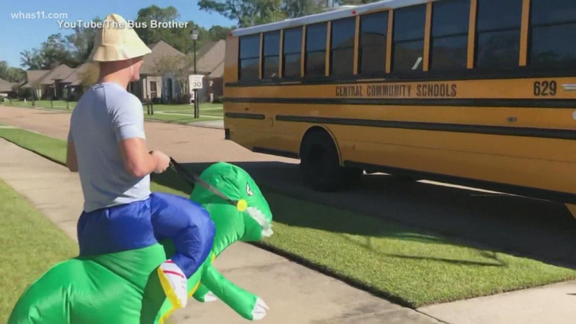 Big brother greets his sibling's school bus in a different costume ...