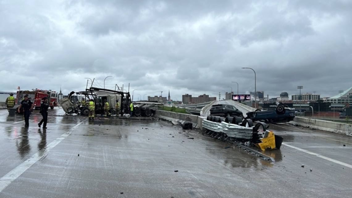 Overturned semi blocks I-65 South traffic near Kennedy Bridge | whas11.com