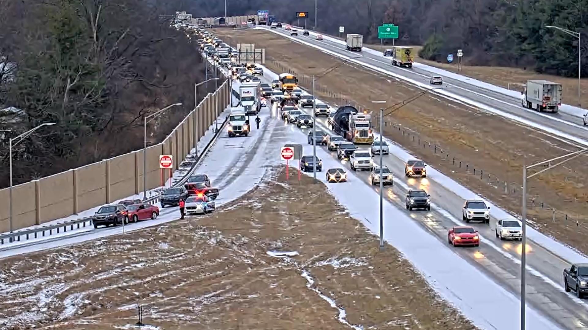 Traffic moving again after several crashes on Gene Snyder Freeway ...