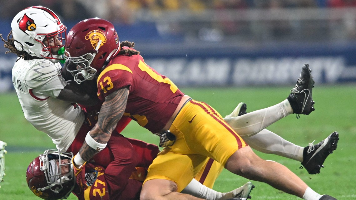 USC beats Louisville 42-28 | whas11.com