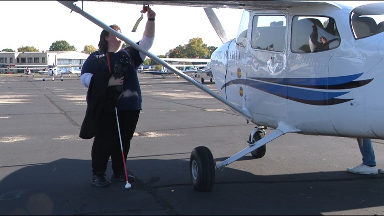 Legally blind pilot breaks barriers, lands plane in Louisville | whas11.com