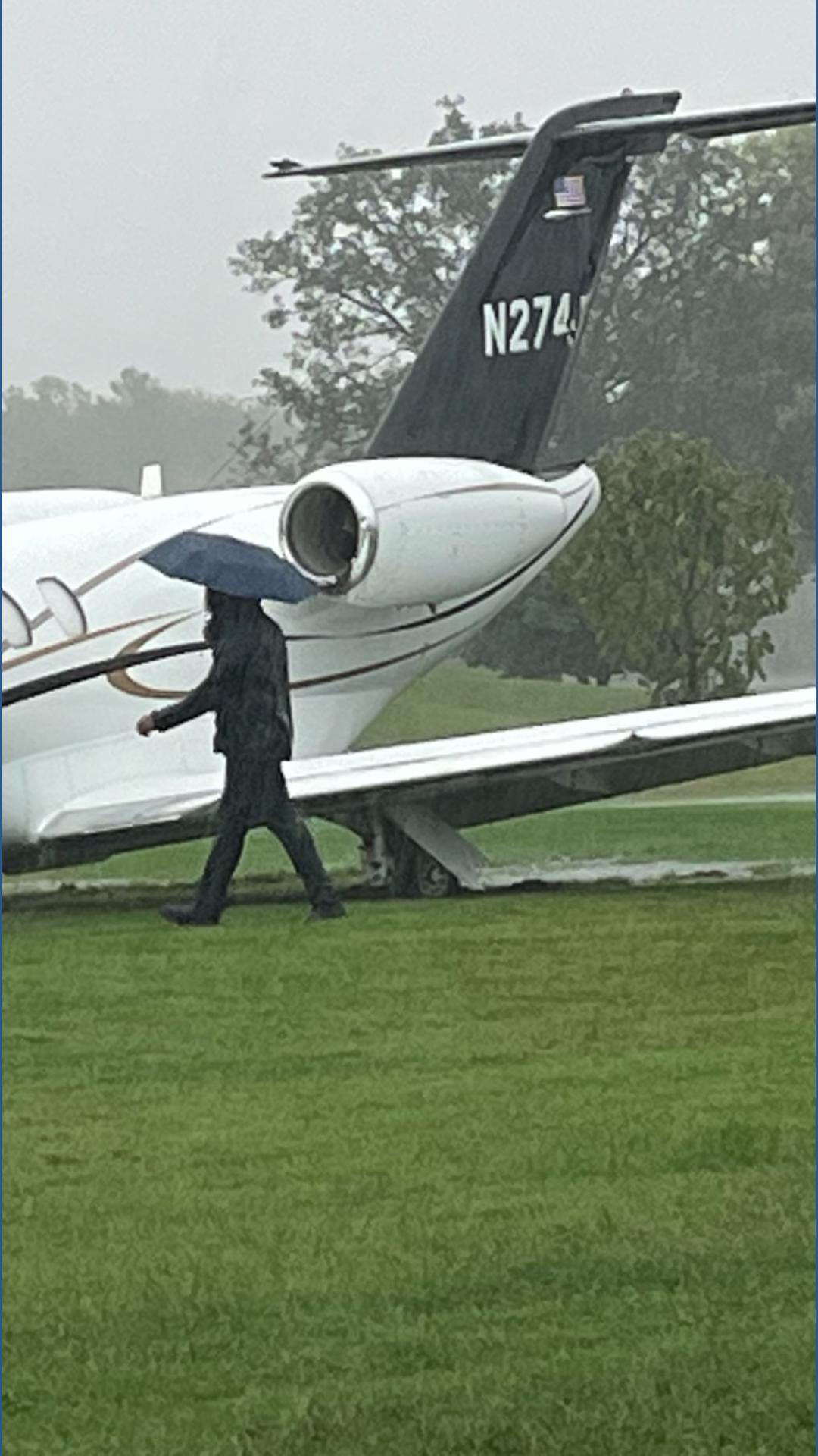 Plane slides off Louisville runway, ends up in golf course | whas11.com