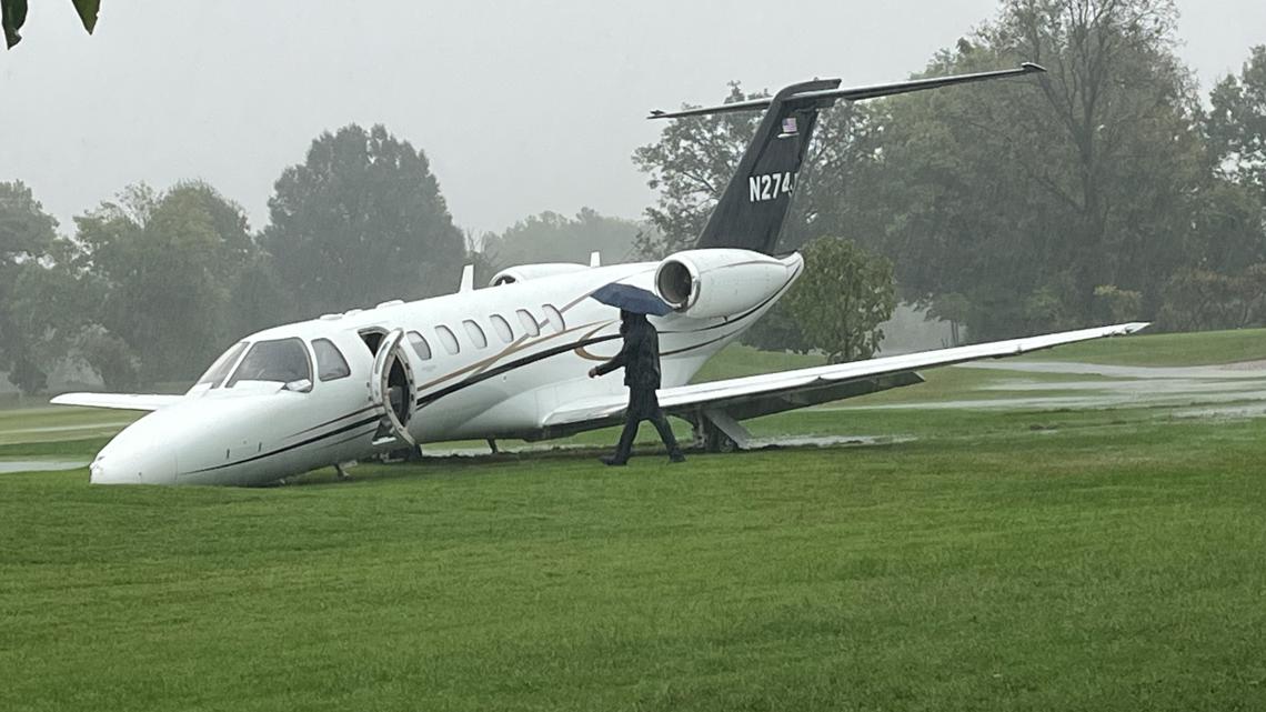 Plane slides off Louisville runway, ends up in golf course | whas11.com