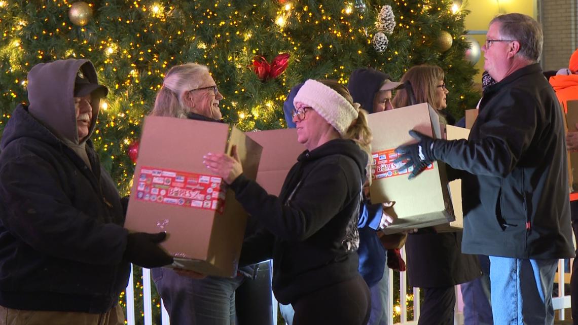 Volunteers form human assembly line at Louisville's Fourth Street Live ...