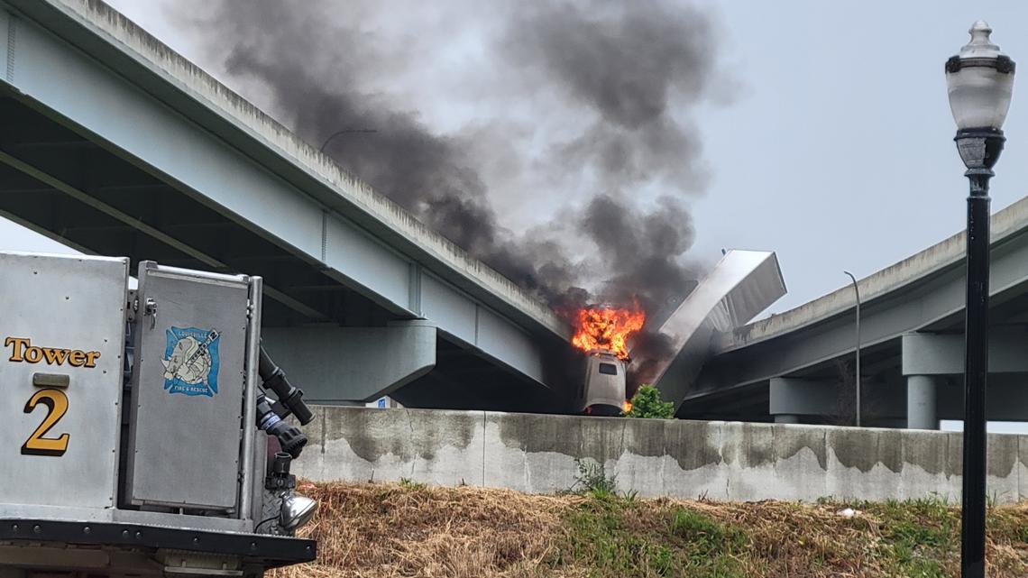 Louisville interstate ramp shut down due to fiery semi crash near Kennedy Bridge | whas11.com