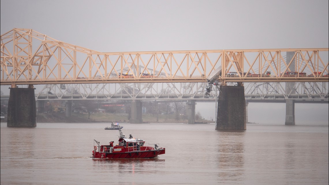 Clark Memorial Bridge closed, must be inspected after semi crash ...
