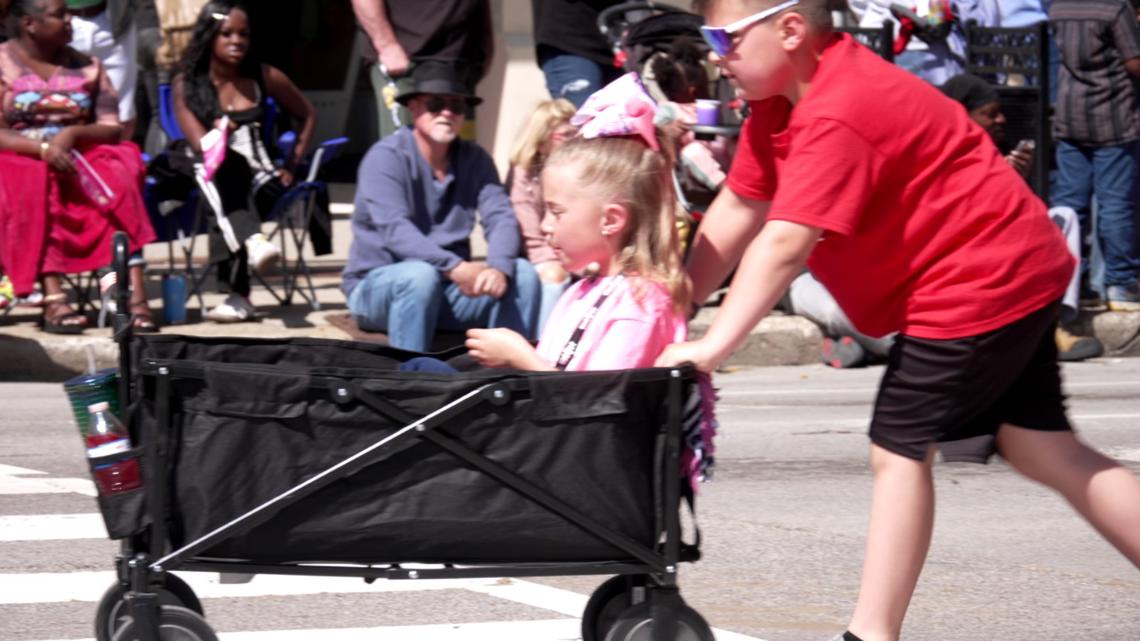 Families enjoy 70th Pegasus Parade as Kentucky Derby week begins ...