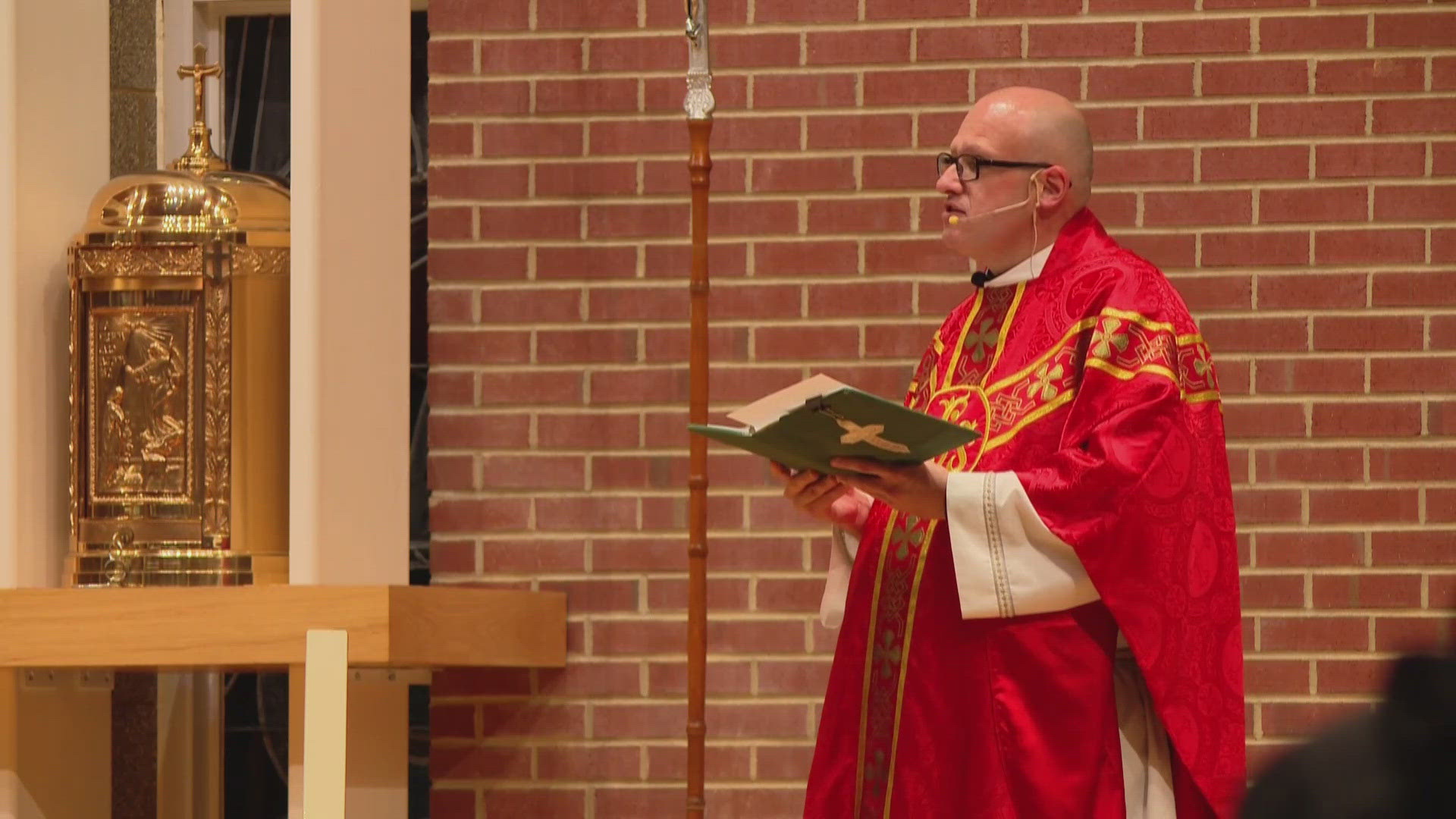 Louisville church honors 14 victims of UPS plane crash with prayer and ...
