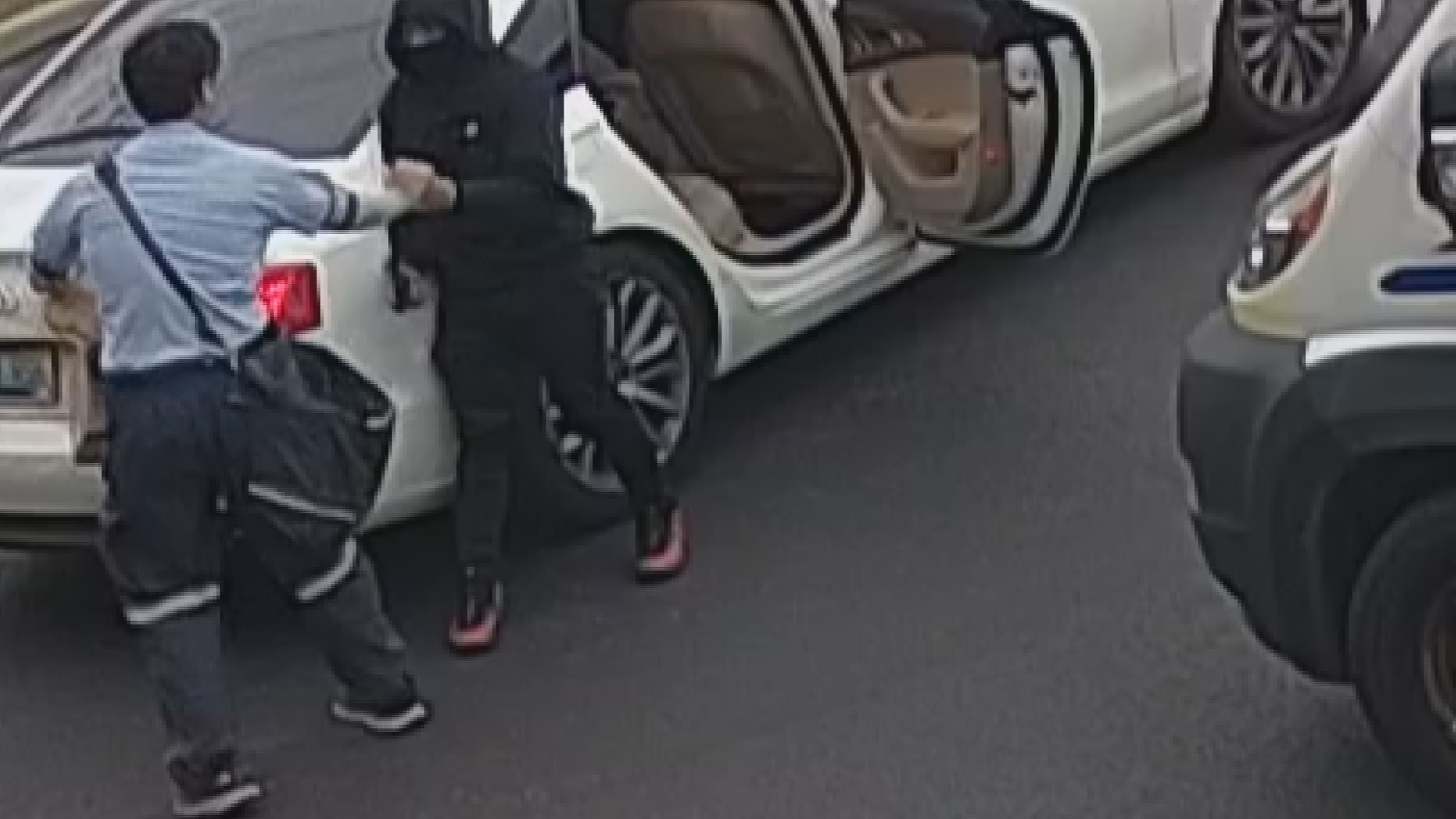 Video shows Louisville mail carriers robbed at gunpoint, keys stolen ...