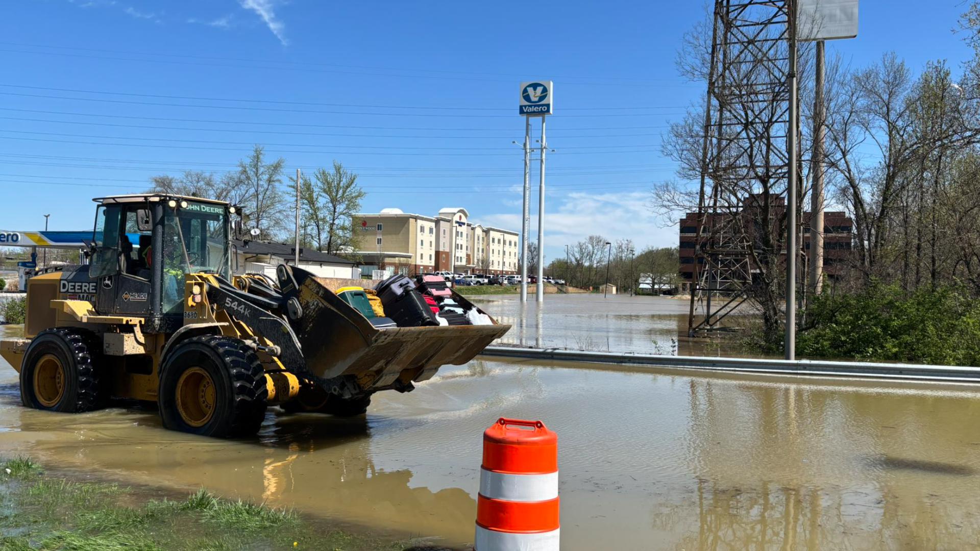 Louisville hotel evacuates 61 guests amid Ohio River flooding | whas11.com