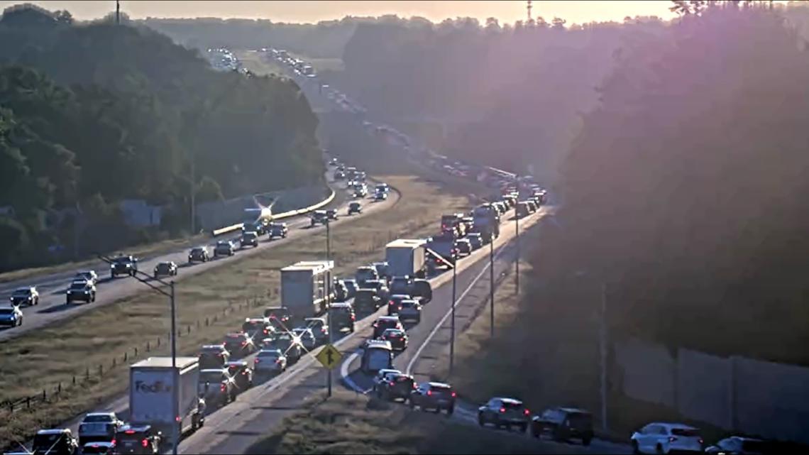 Expect delays on Louisville interstate Tuesday morning after a crash | whas11.com