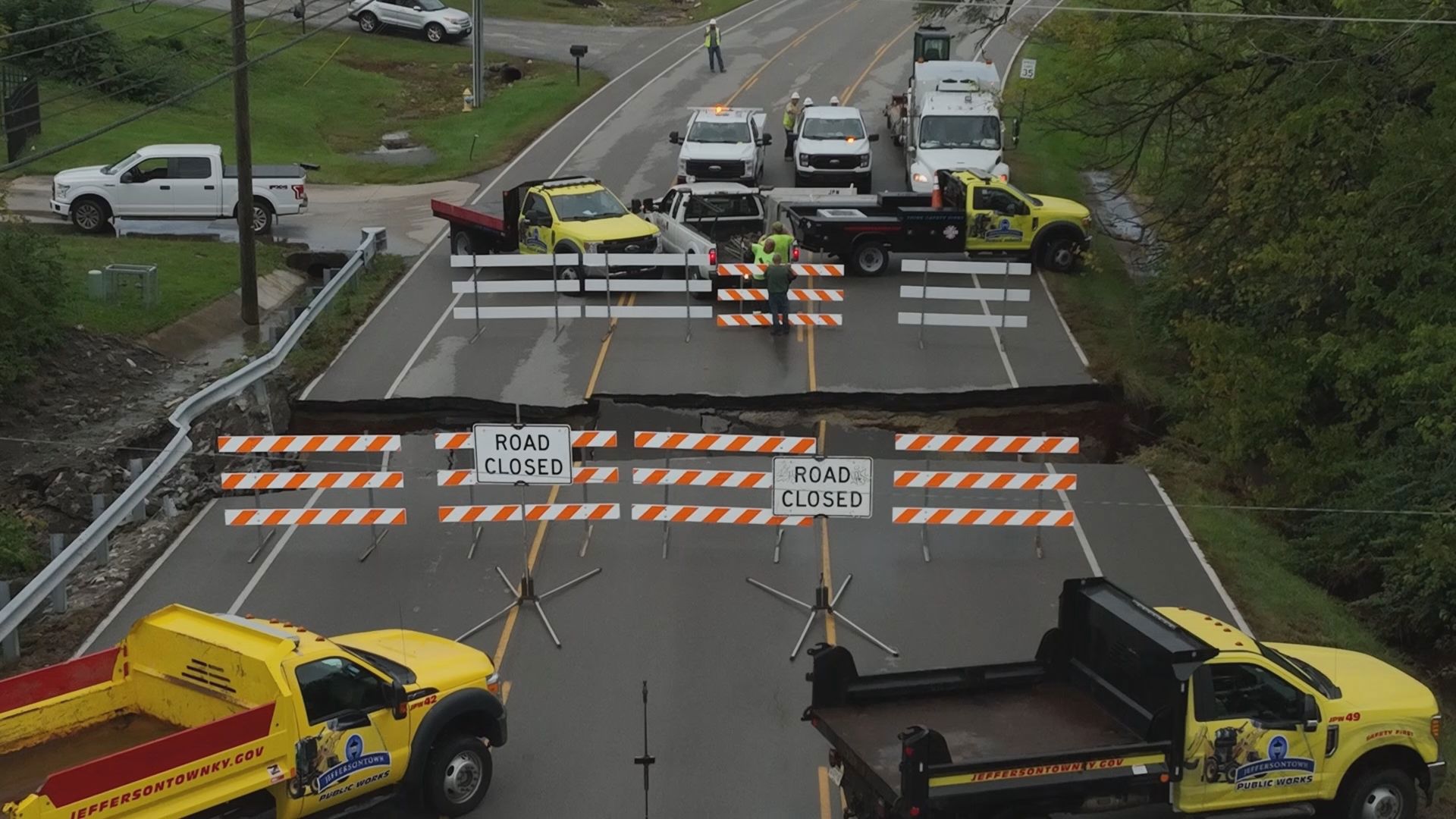 Jeffersontown road collapse disrupts traffic after rain, flooding ...