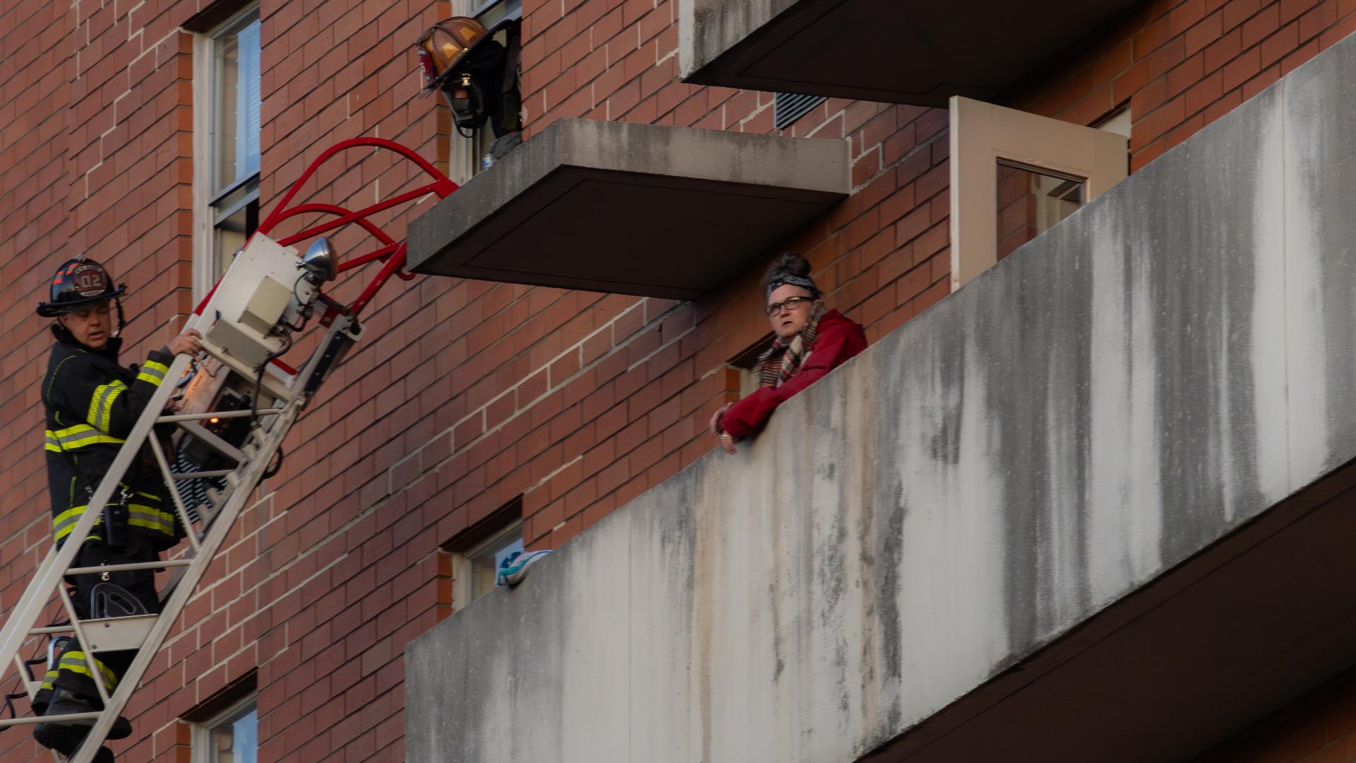 New Albany fire hospitalizes over 25 in apartment blaze | whas11.com