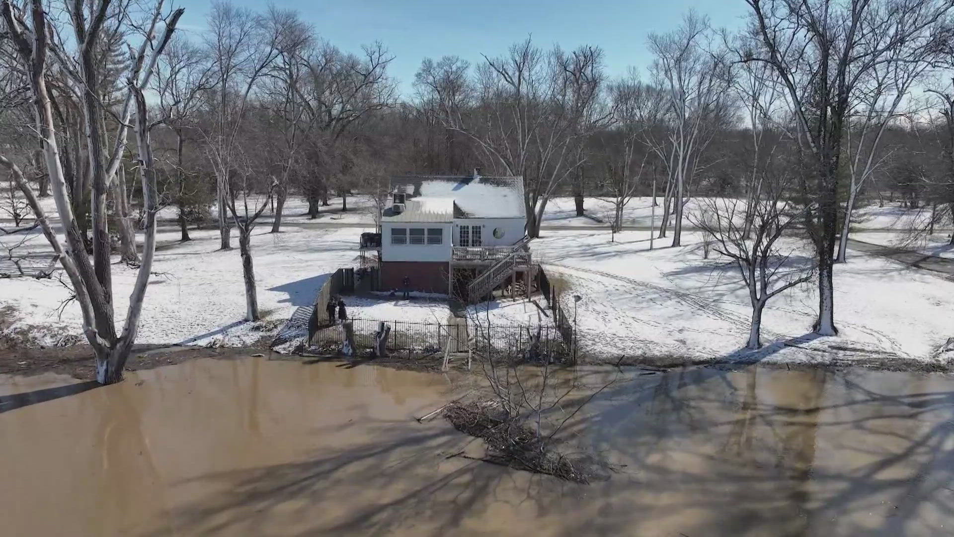 People living near Ohio River brace for rising flood waters | whas11.com