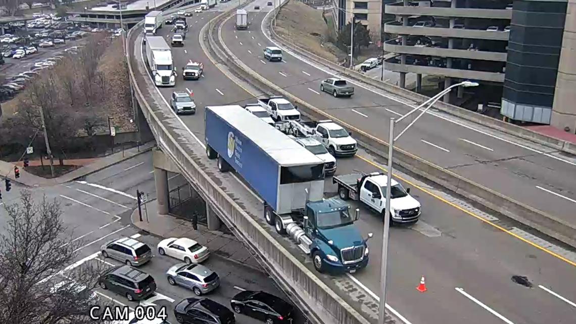 Lanes of I-65 in Louisville shut down Thursday due to pothole | whas11.com