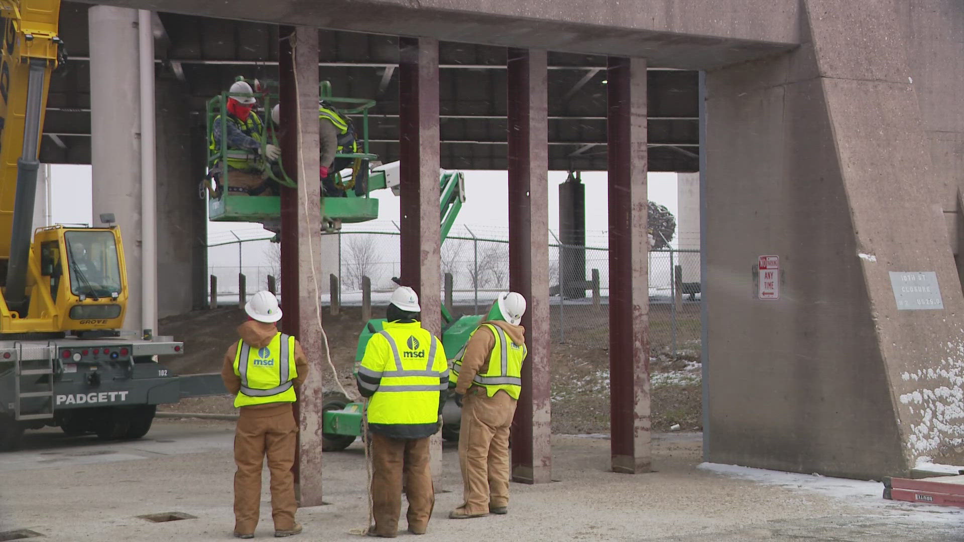 Flood walls installed along Ohio River in Louisville as waters rise ...