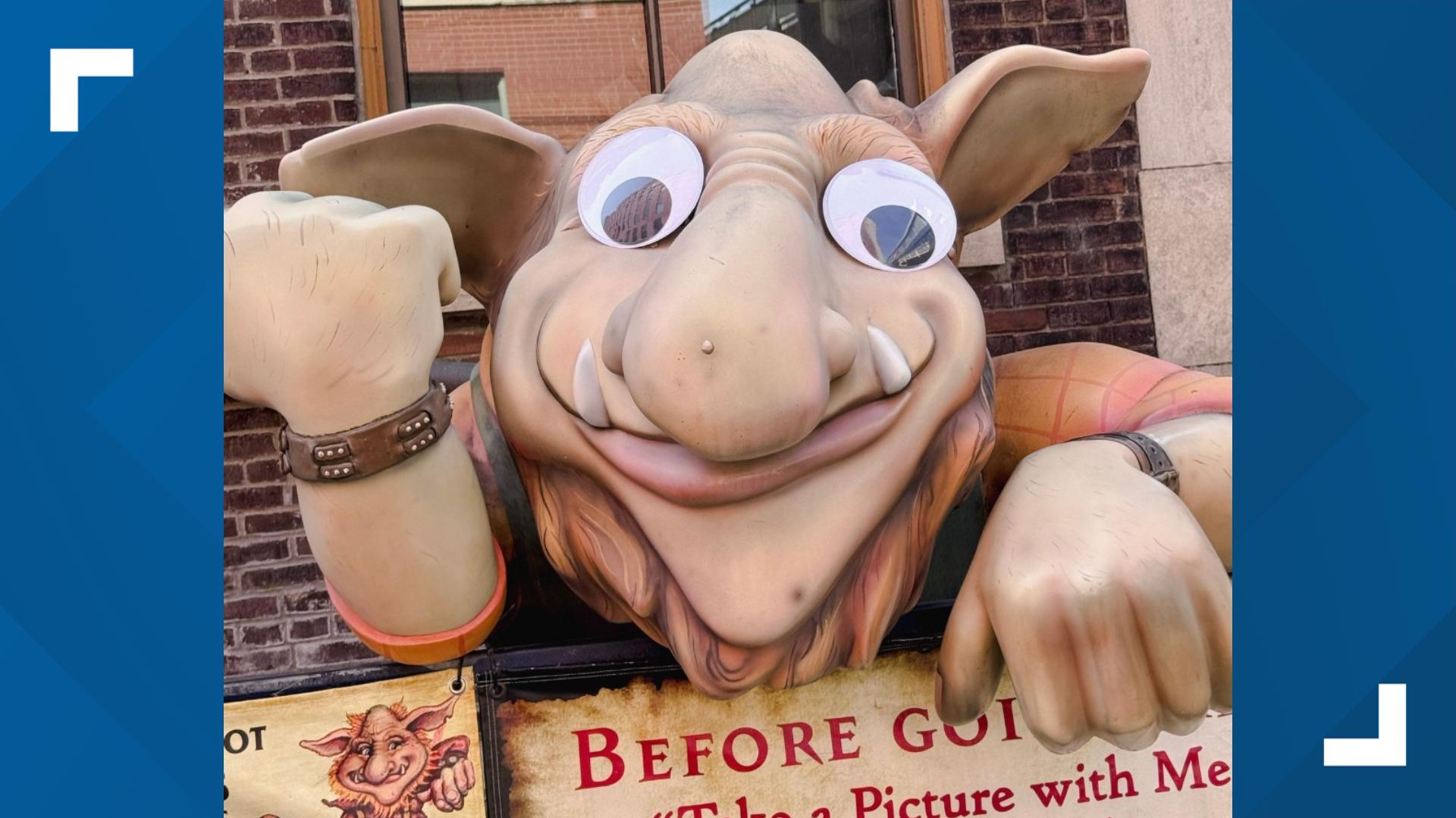 'Big dumb eyes' popping up across Louisville ahead of Nate Bargatze ...