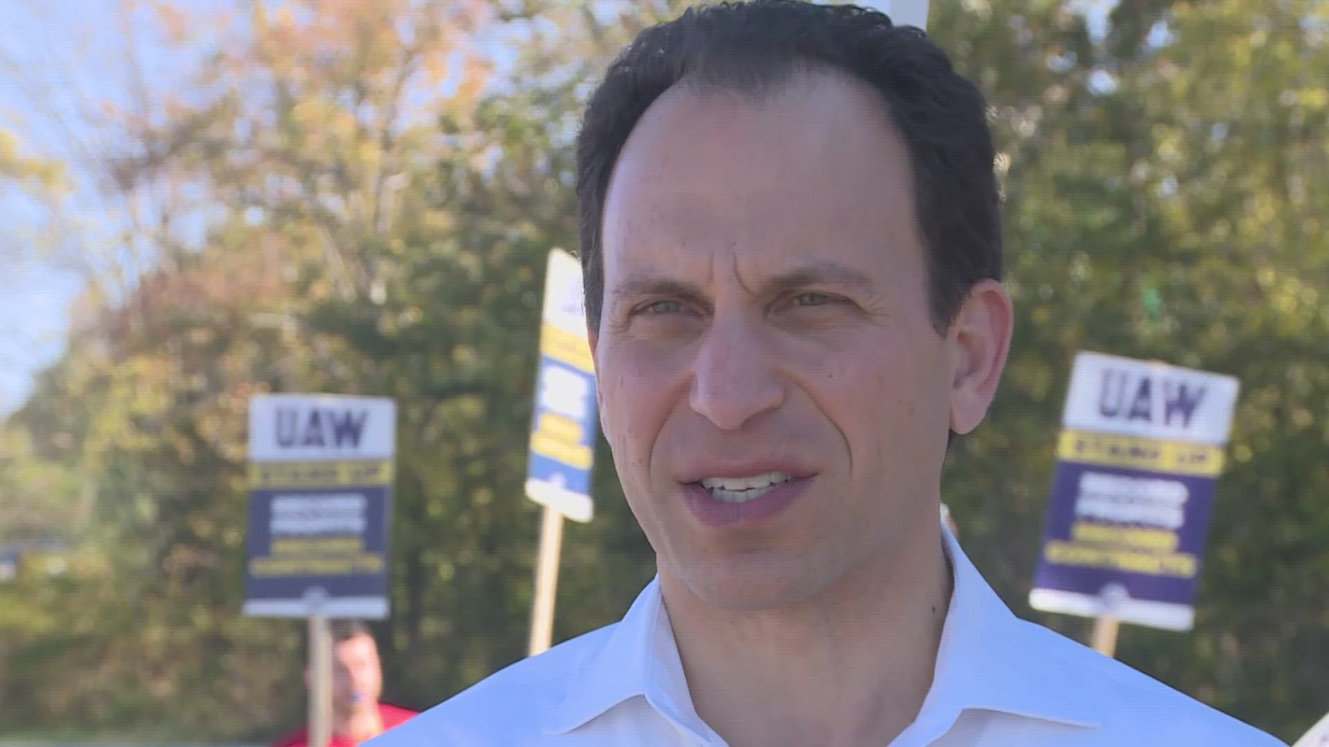 Louisville mayor visits striking Ford workers on picket line | whas11.com