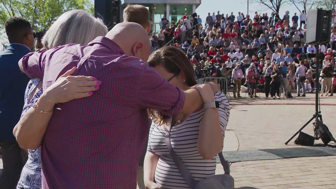 Louisville bank shooting vigil honors victims, survivors | whas11.com