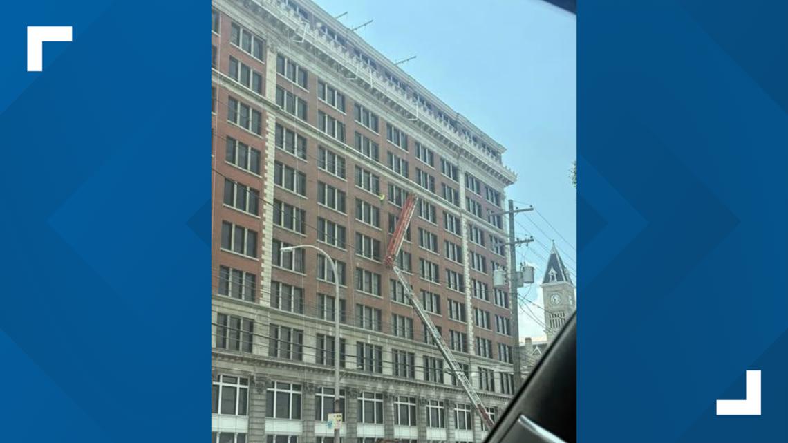 Window workers rescued after scaffolding gives way 80 feet up | whas11.com