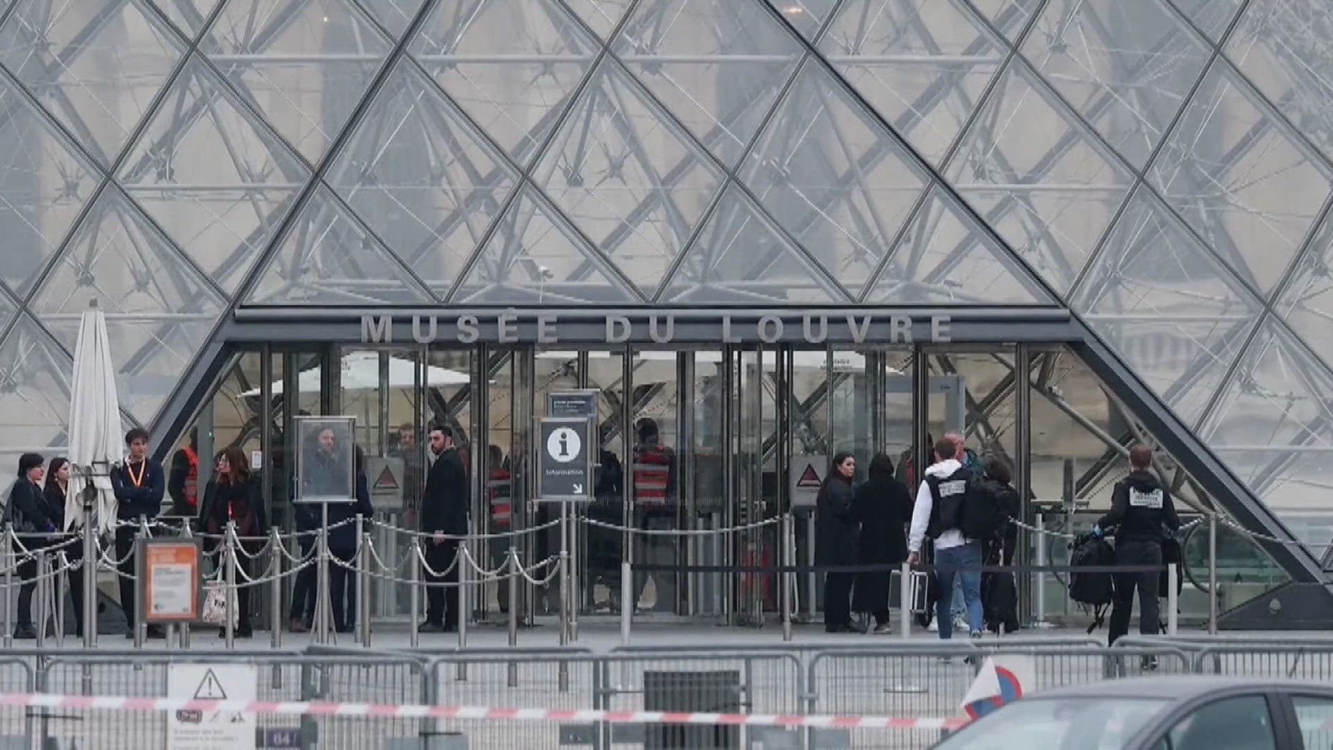 Many questioning security gaps at the Louvre after daytime heist ...