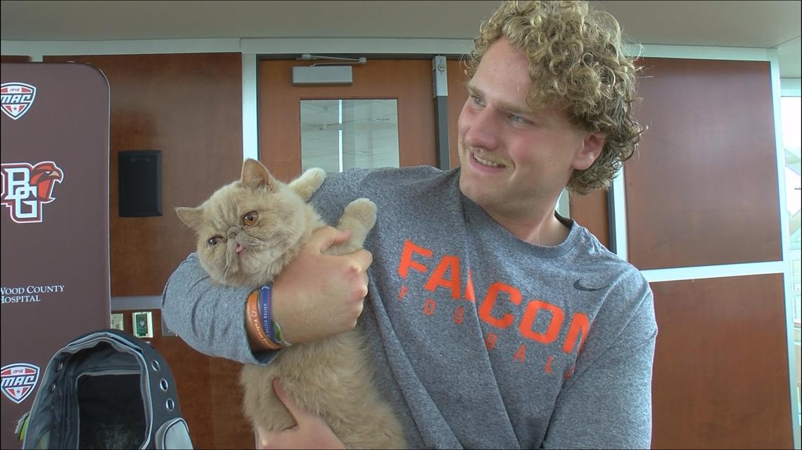 BGSU football's locker room cat goes viral | whas11.com